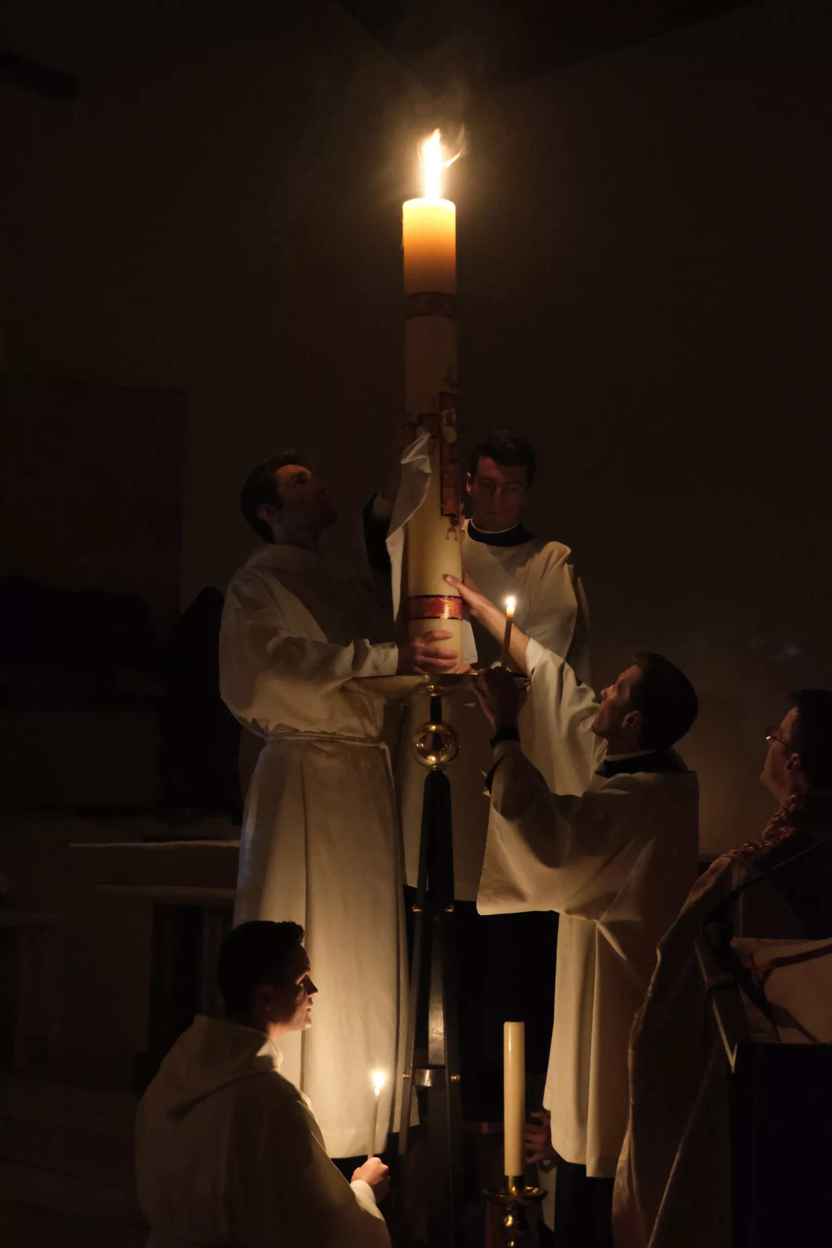 Le Cierge Pascal symbole du Christ Ressuscité - Communauté Saint-Martin